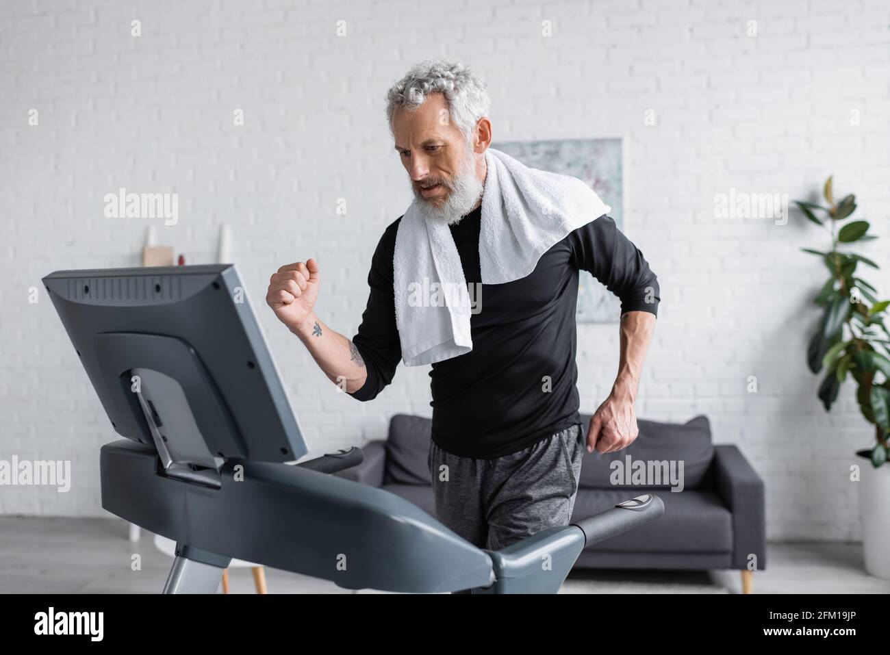 Man running into room hi-res stock photography and images - Alamy