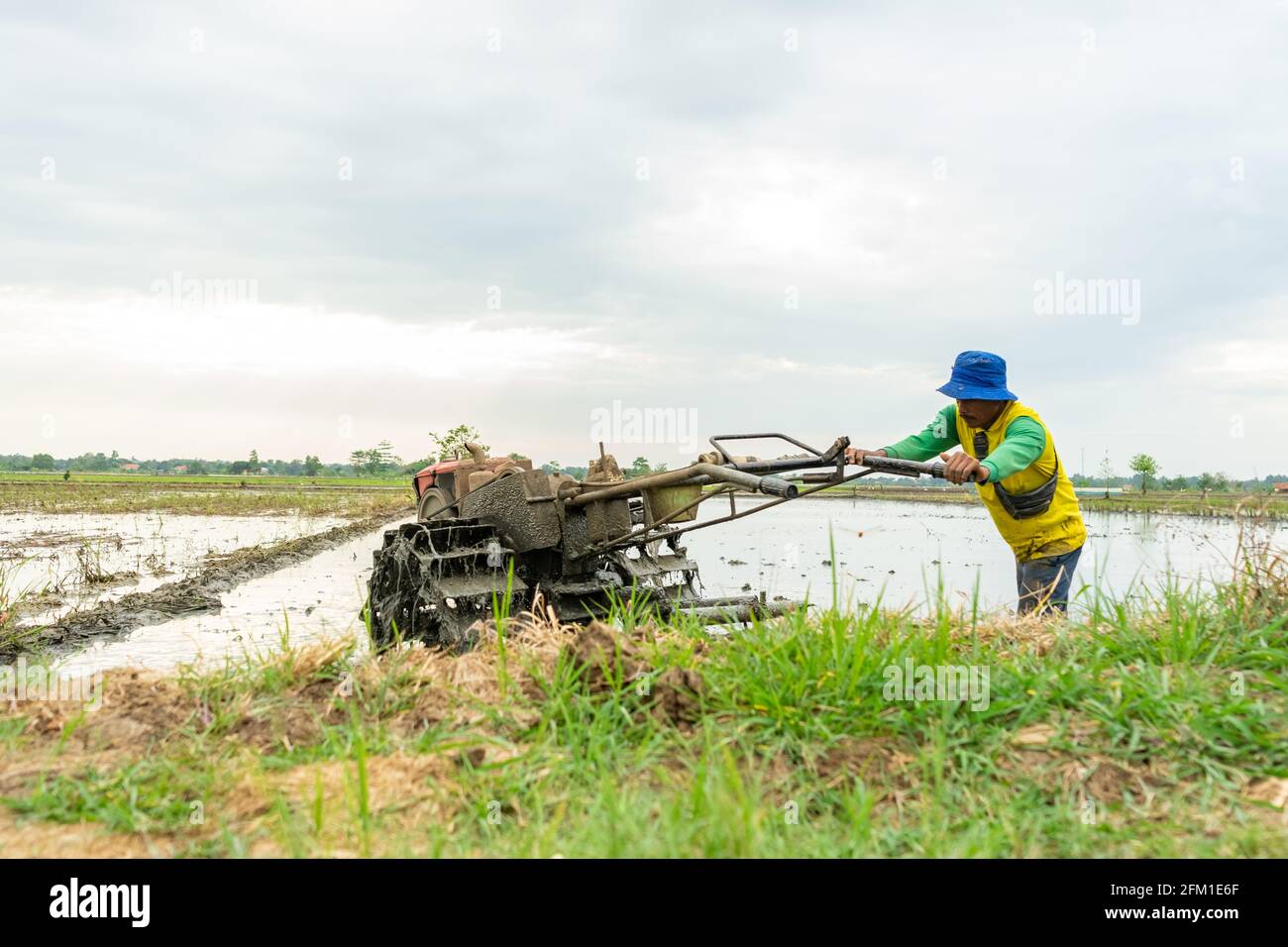 Using tractors hi-res stock photography and images - Alamy