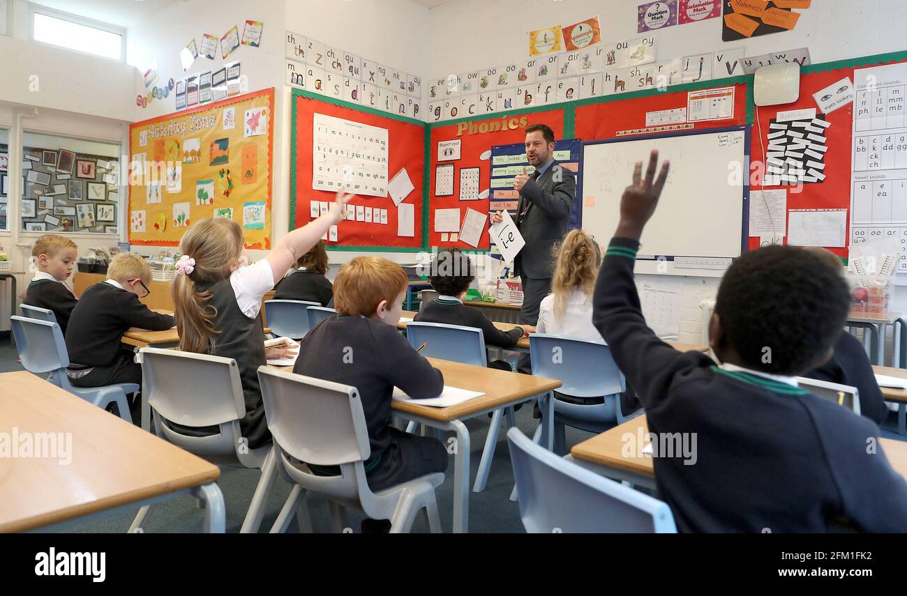 Attendance attending schools hi-res stock photography and images - Alamy