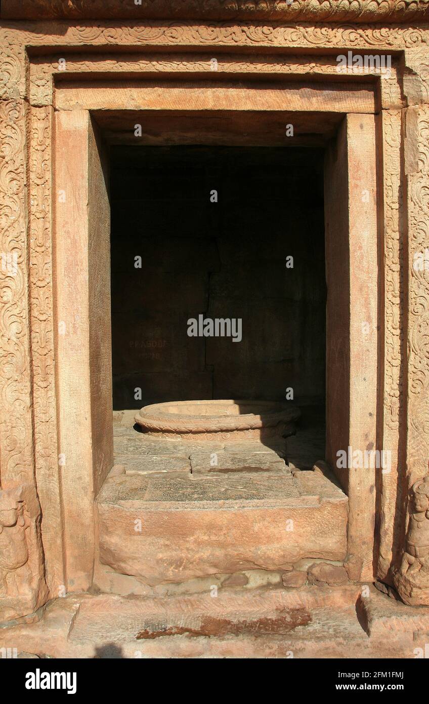 Vertical shot of a red stone door of lower Shivalaya temple in Badami ...