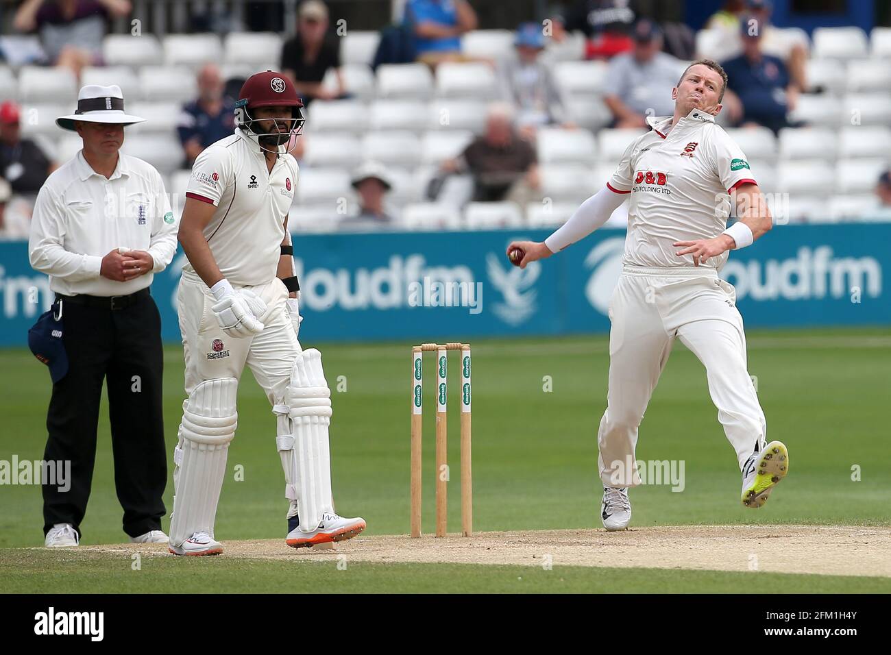 Peter Siddle in bowling action for Essex during Essex CCC vs Somerset ...