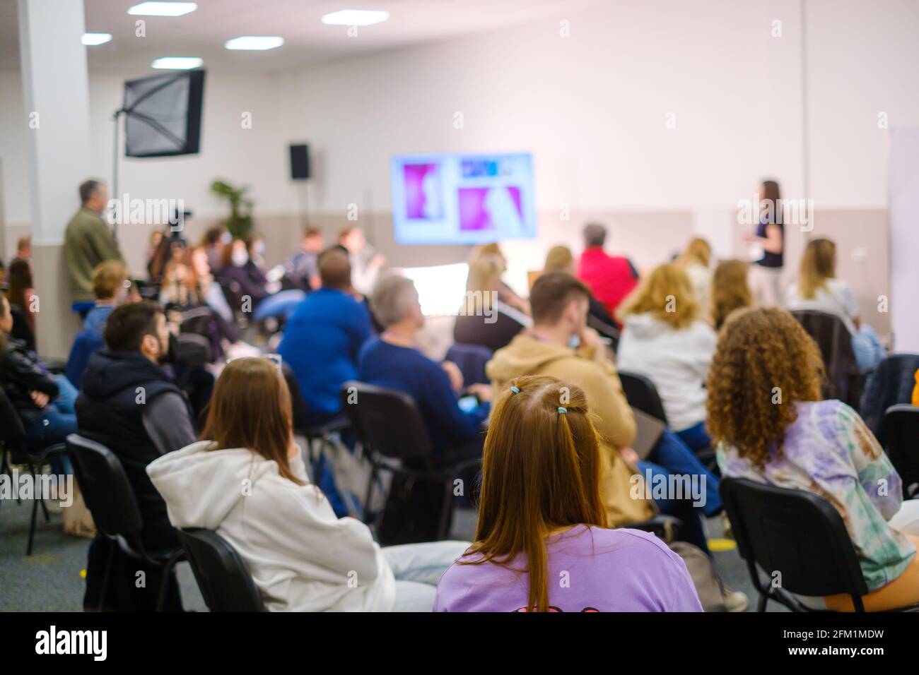 Business speaker doing presentation audience hi-res stock photography and images - Alamy