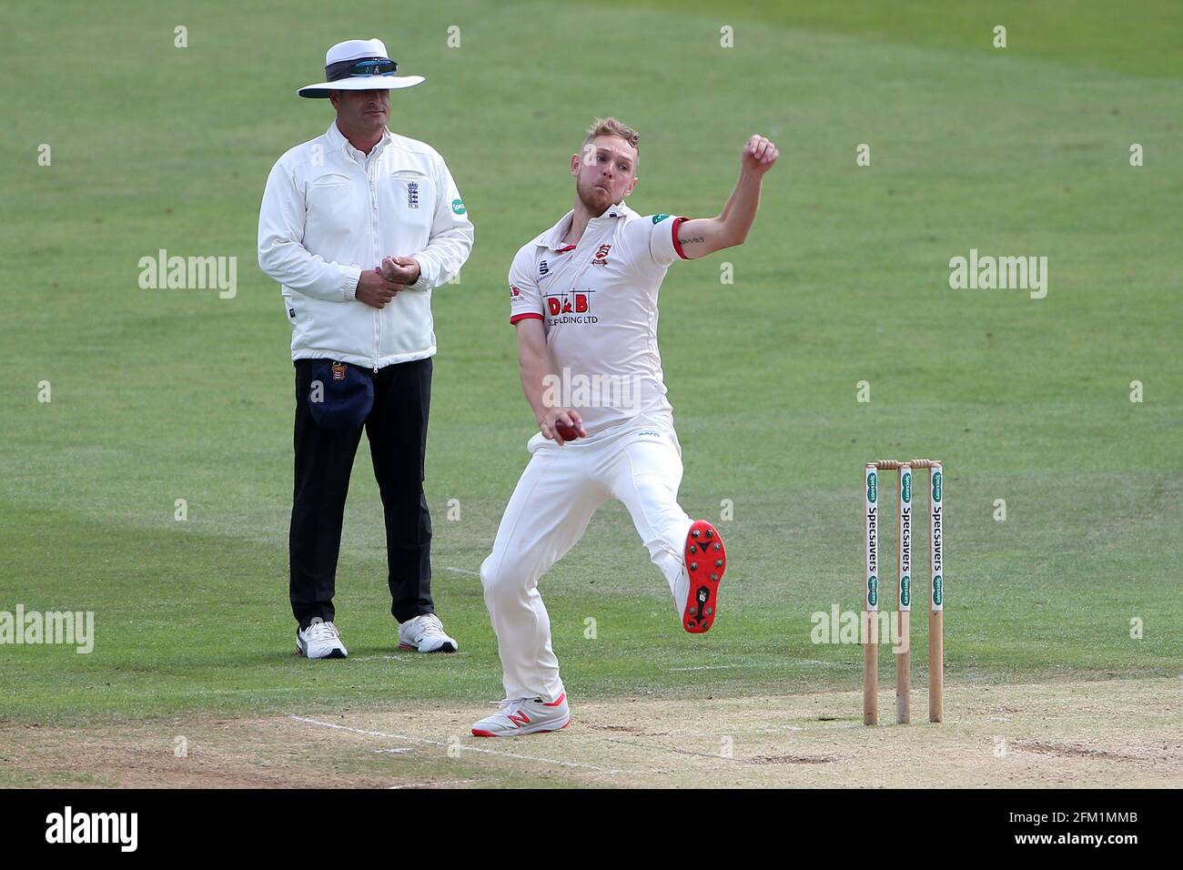 Jamie Porter in bowling action for Essex during Kent CCC vs Essex CCC ...