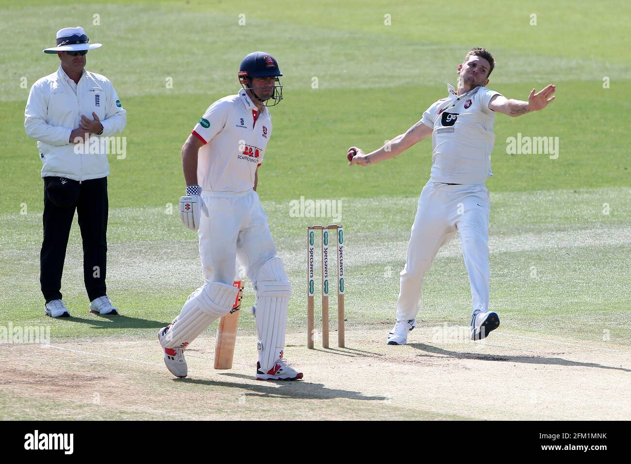 Harry Podmore in bowling action for Kent during Kent CCC vs Essex CCC ...