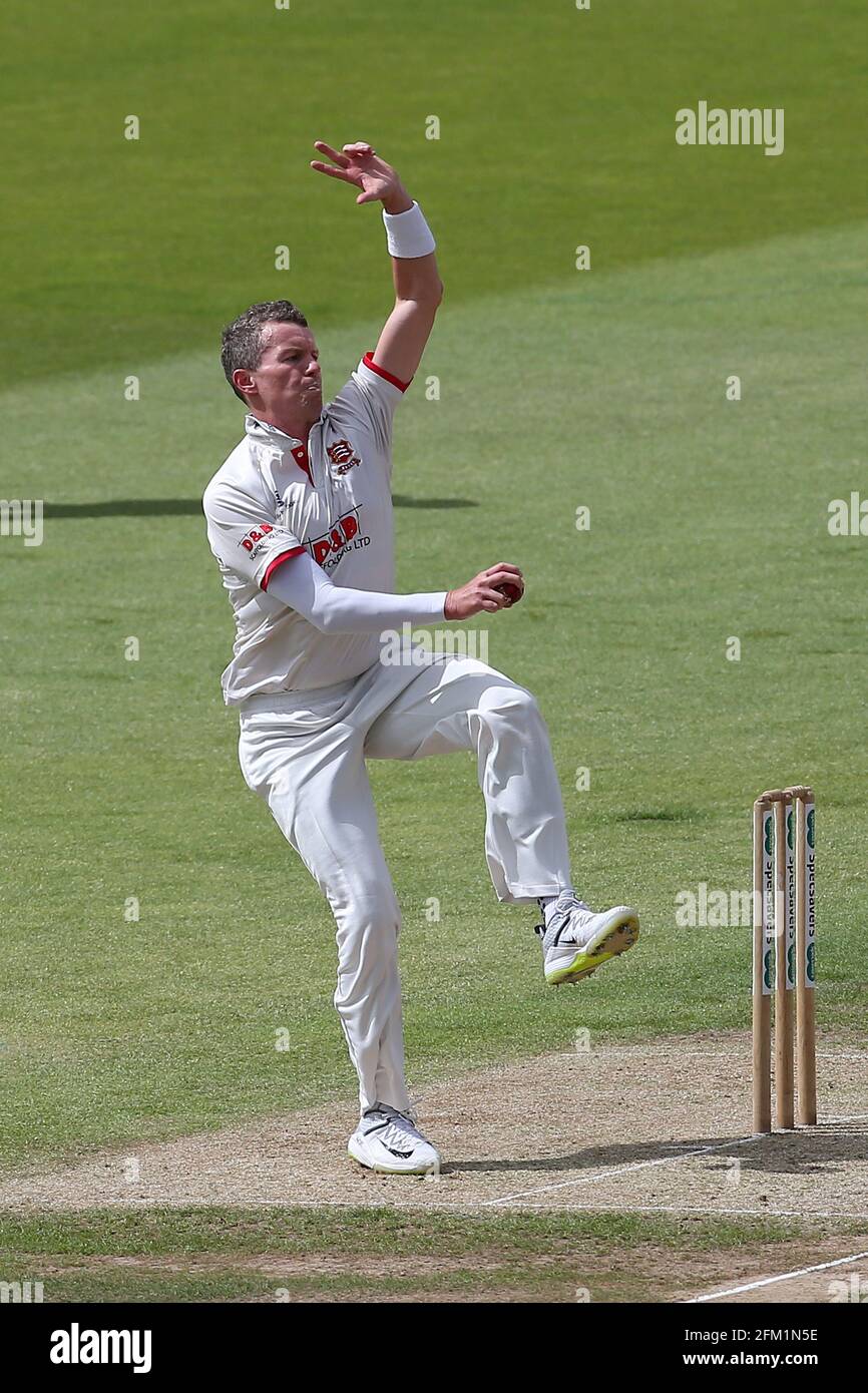Peter Siddle in bowling action for Essex during Nottinghamshire CCC vs ...