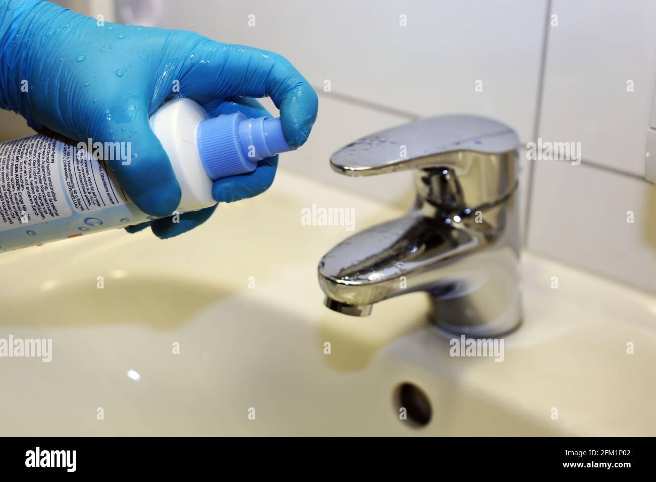 Cleaning and disinfection of a wash basin Stock Photo - Alamy