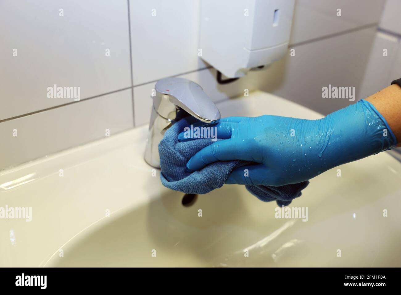 Cleaning and disinfection of a wash basin Stock Photo - Alamy