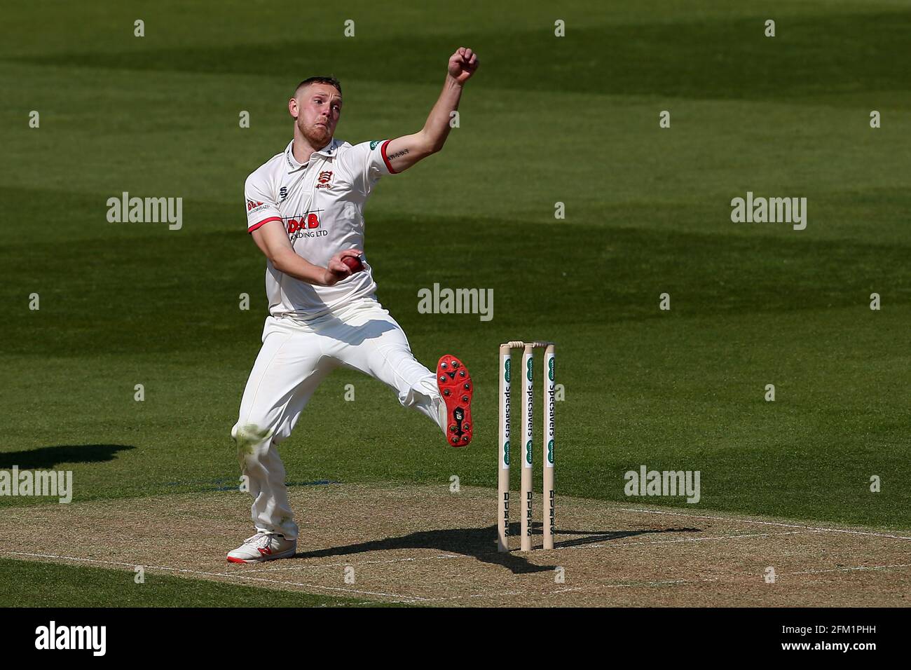 Jamie Porter in bowling action for Essex during Surrey CCC vs Essex CCC ...