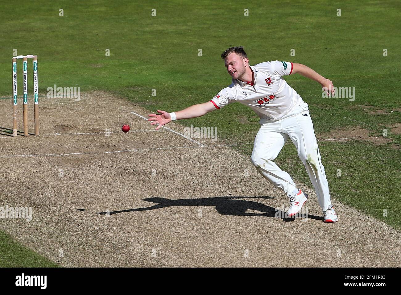 Sam Cook of Essex stretches for the ball during Warwickshire CCC vs ...