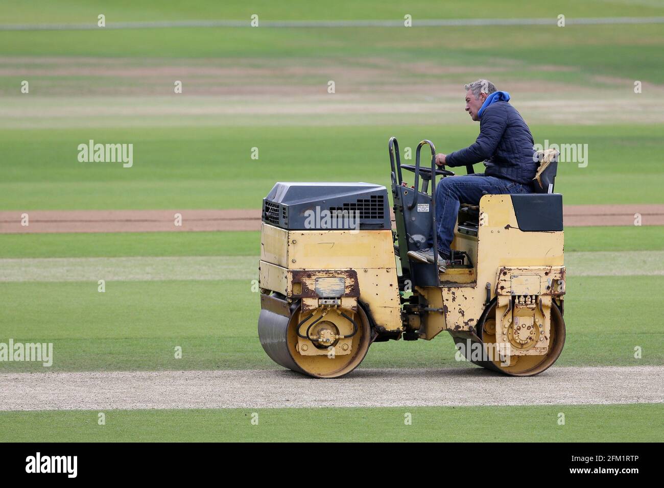 England cricket pitch roller hi-res stock photography and images - Alamy