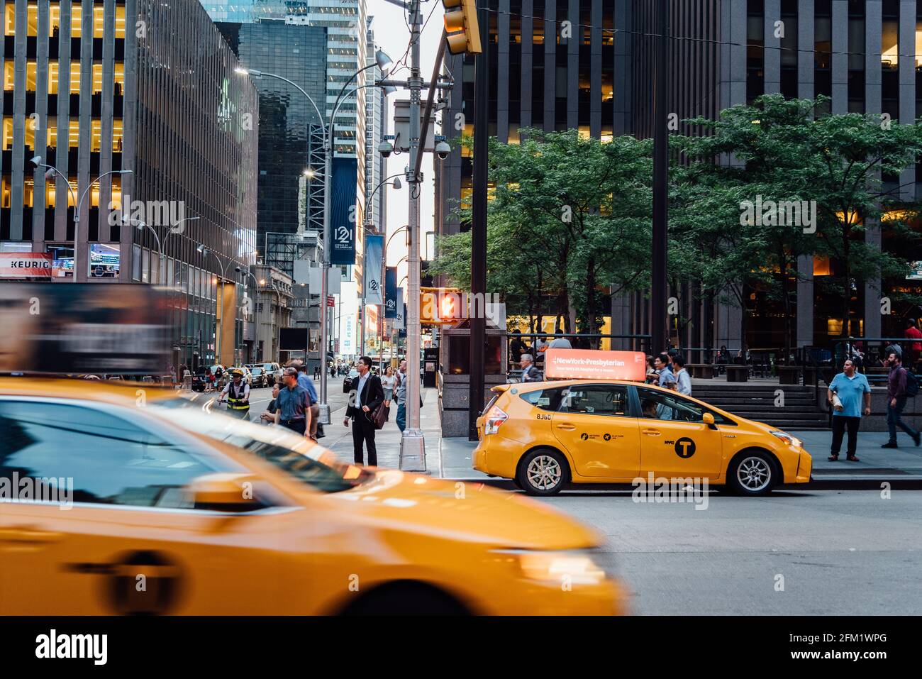 Busy street scene in new york city hi-res stock photography and images ...