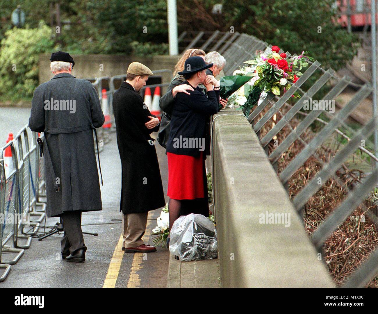 1 YEAR AFTER THE LADBROKE GROVE RAIL CRASH Oct 2000A MINUTES SILENCE ...