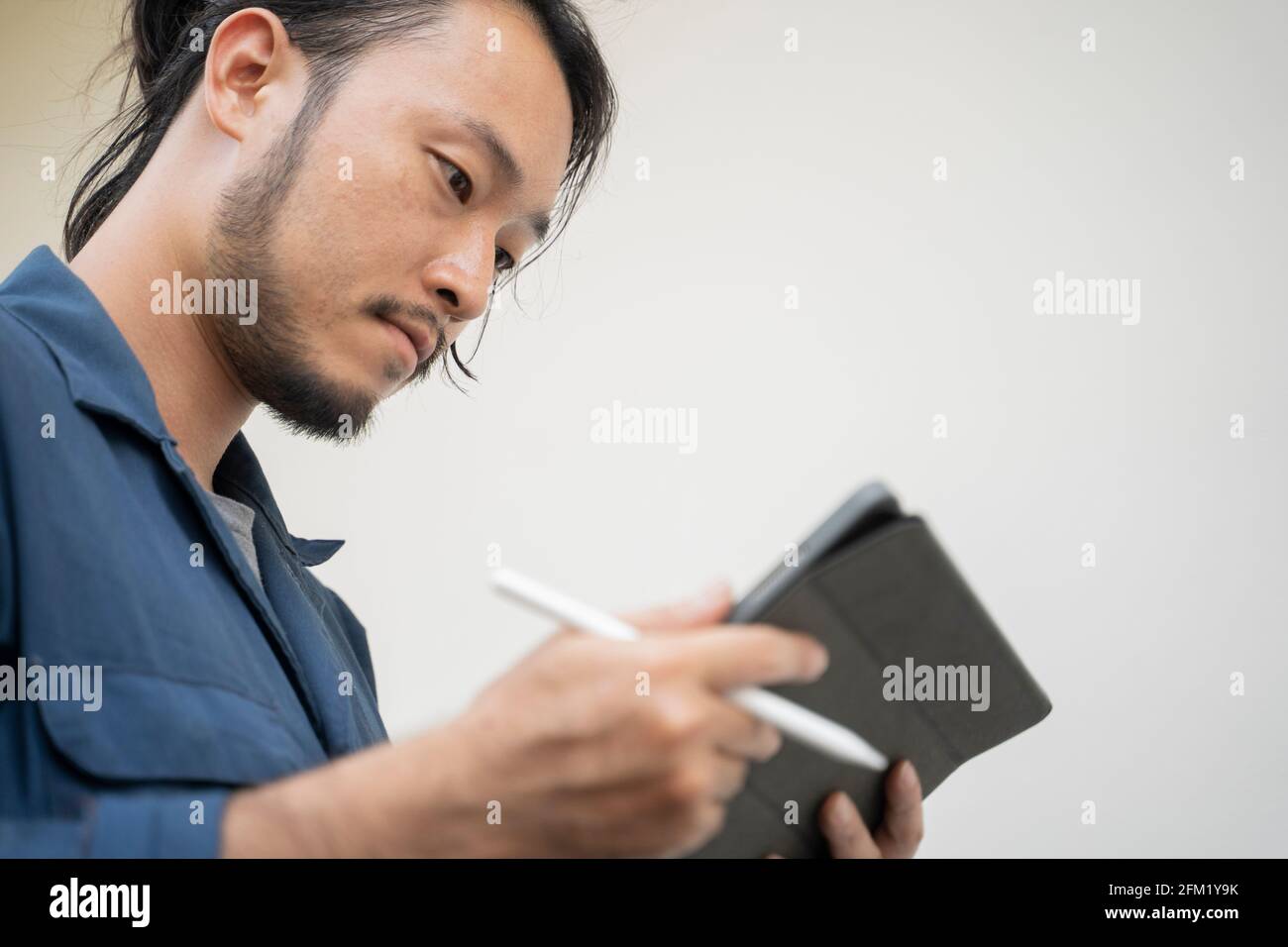Mechanic working digital tablet hi-res stock photography and images - Alamy