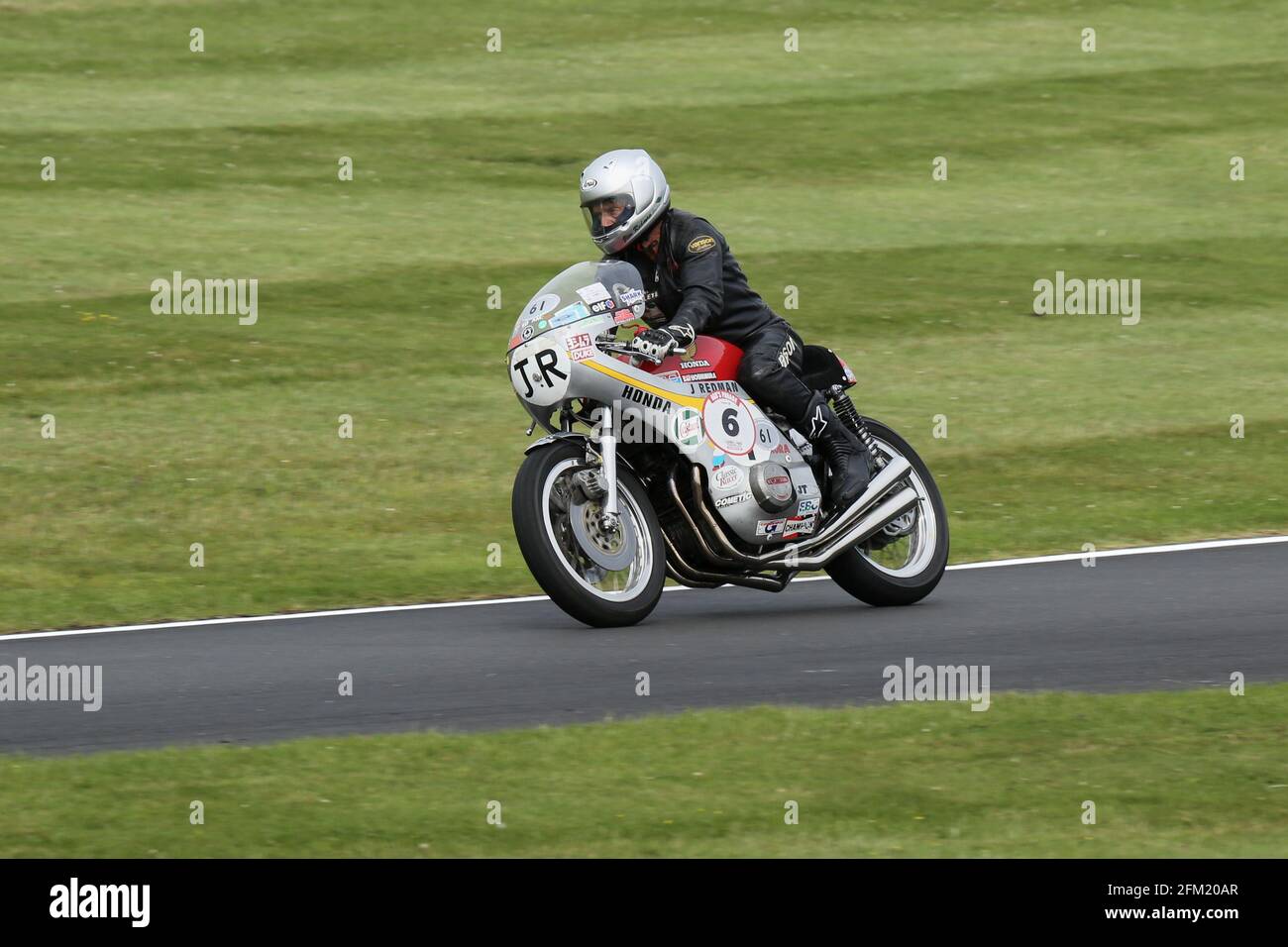 Jim Redman MBE on a 1972 Honda CR750 approaches The Gooseneck at the ...