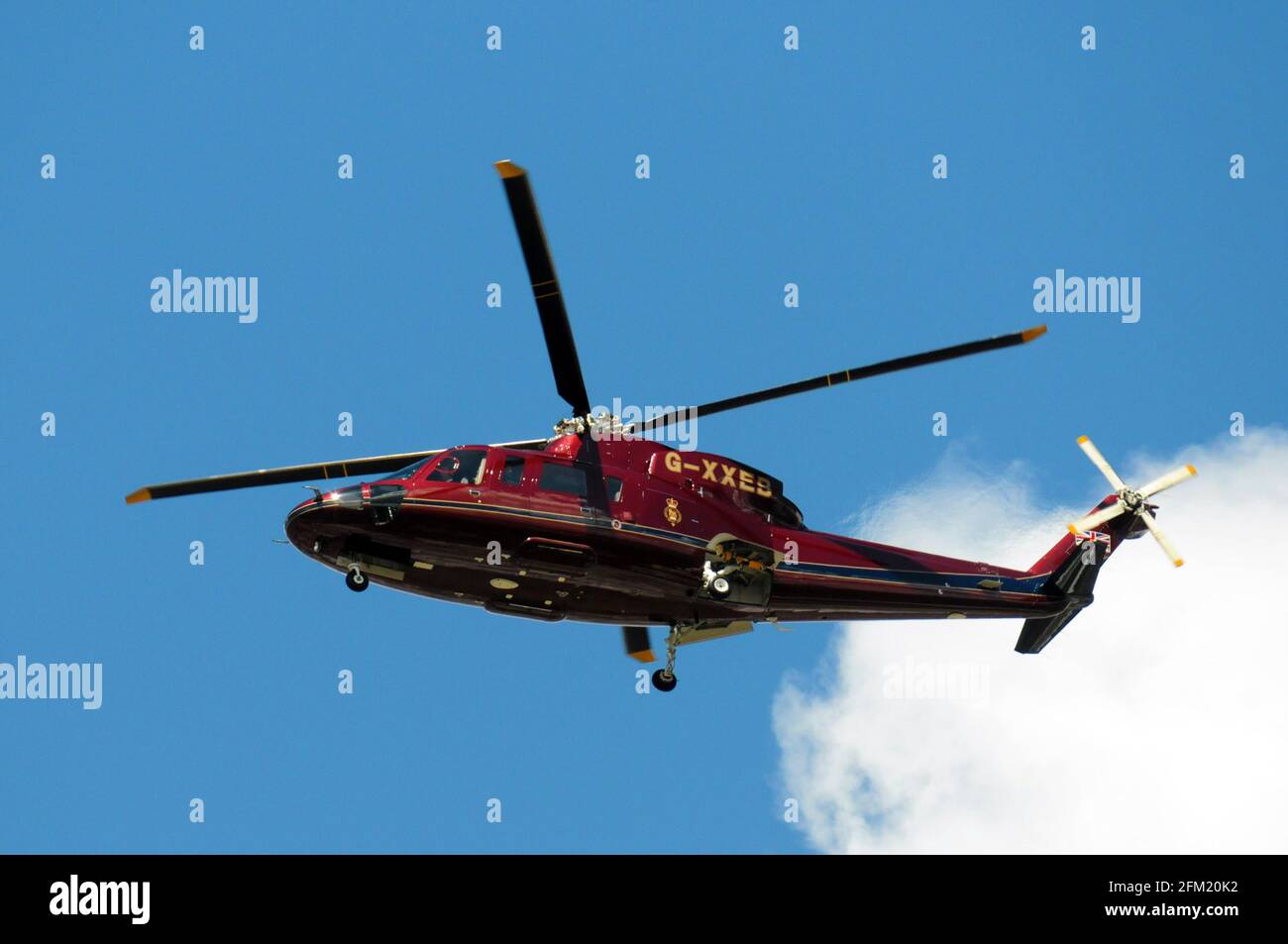 London, UK, 5 May 2021 Royal helicopter descends to land at Buckingham ...