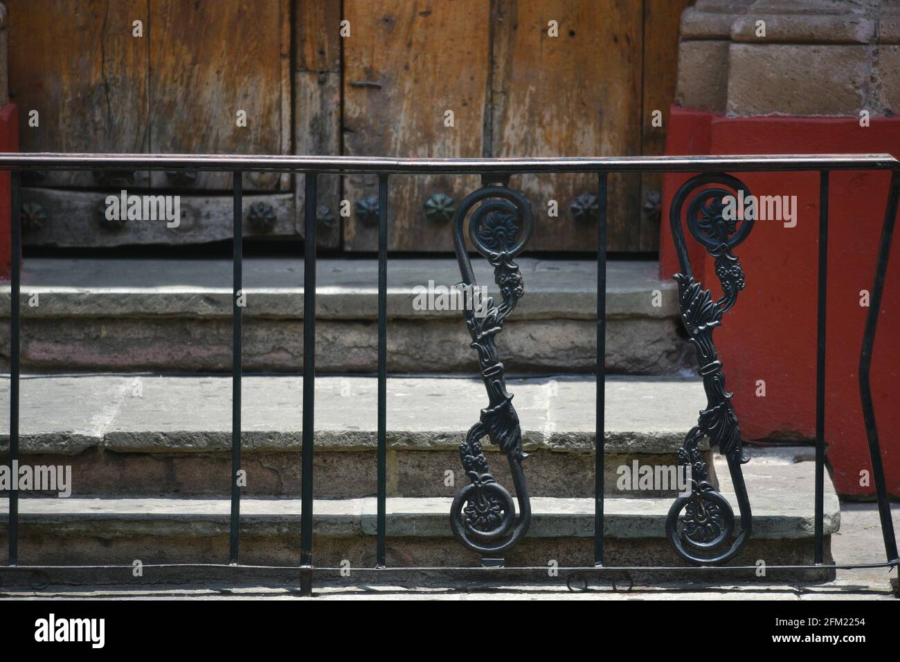 Balcony colonial house guanajuato mexico hi-res stock photography and ...