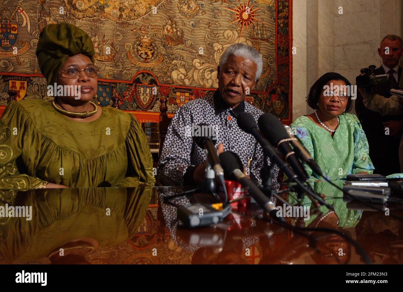 Nelson mandela 2002 hi-res stock photography and images - Alamy