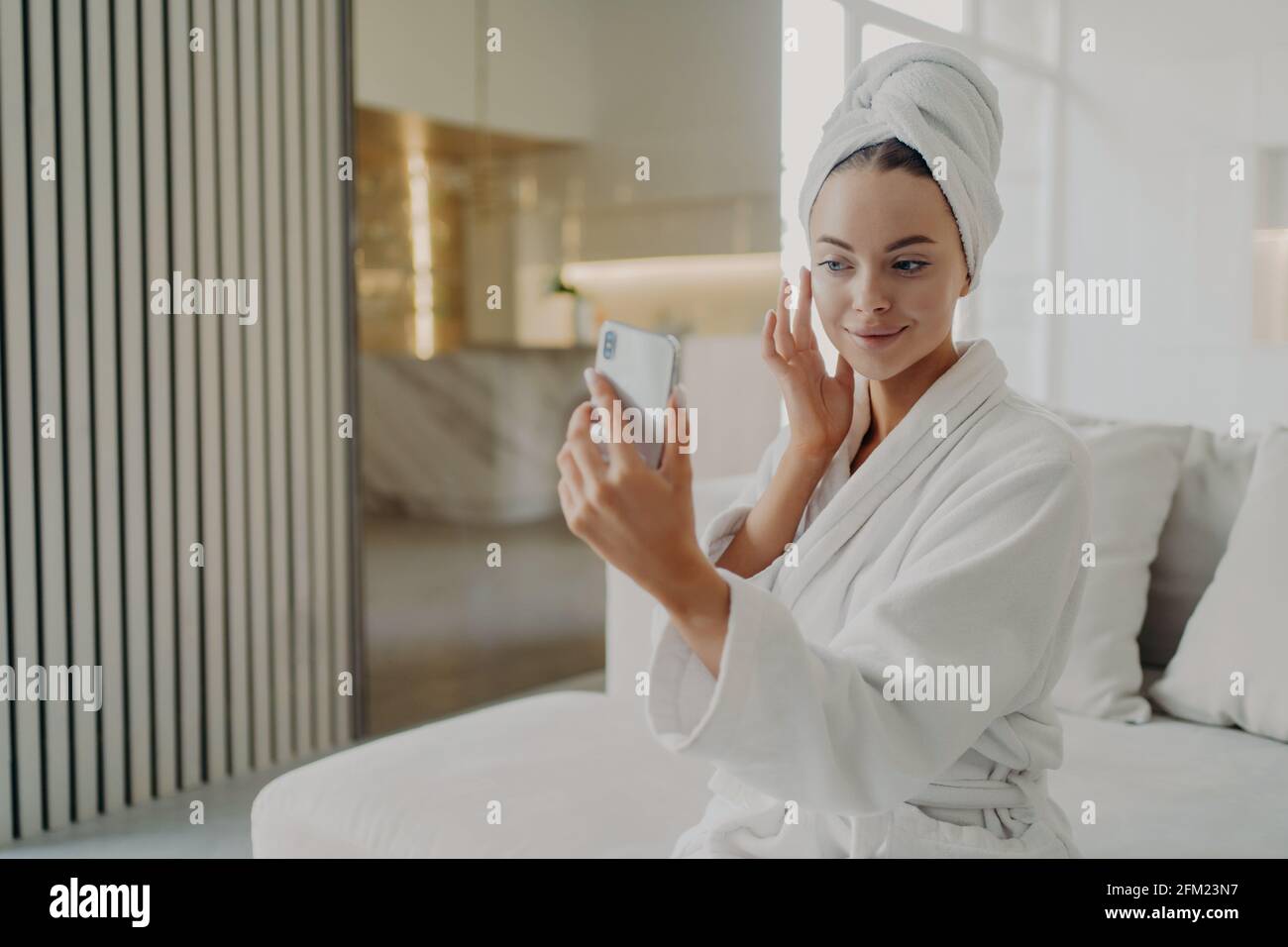 Applying apply cream hi-res stock photography and images - Alamy