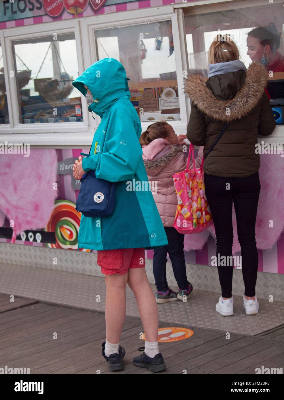 Queueing for candy floss on Brighton Pier Stock Photo - Alamy