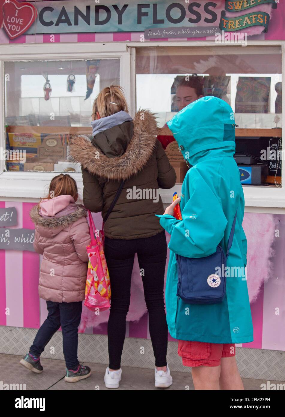 Queueing for candy floss on Brighton Pier Stock Photo - Alamy