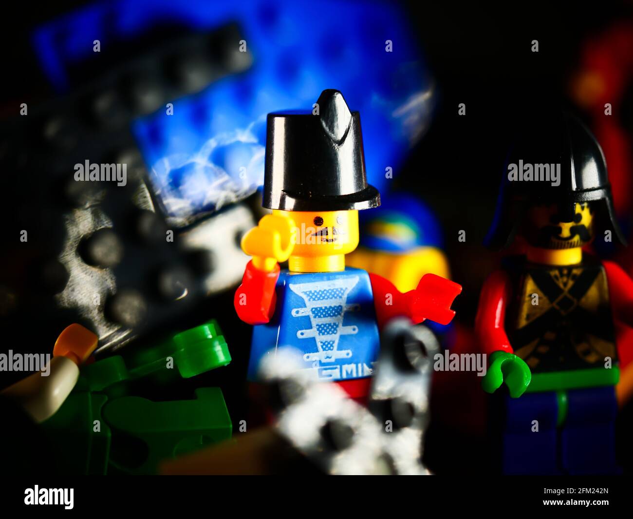 Two tiny human figures hi-res stock photography and images - Alamy