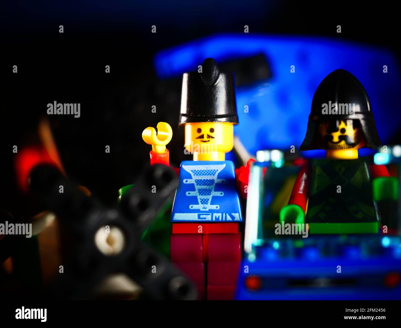 Two tiny human figures hi-res stock photography and images - Alamy