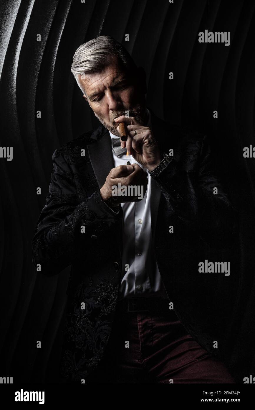 Man suit tie cigar hi-res stock photography and images - Alamy