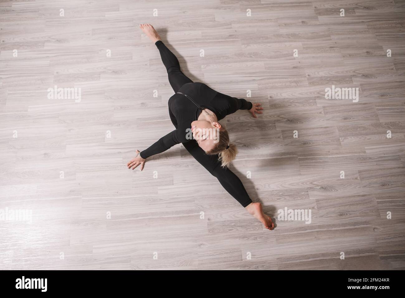 Gymnast doing splits hi-res stock photography and images - Alamy