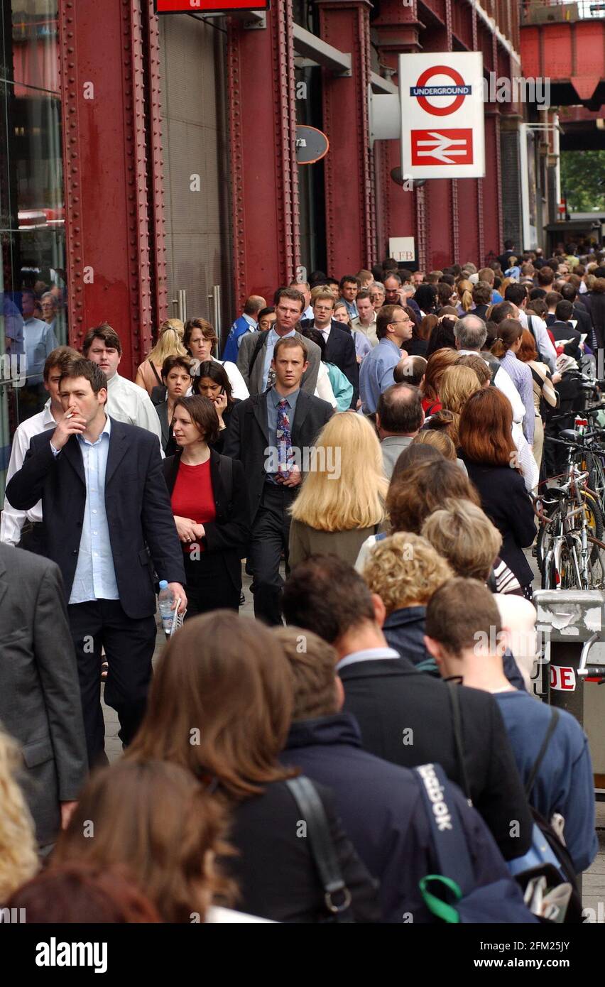Bus queue hi-res stock photography and images - Alamy