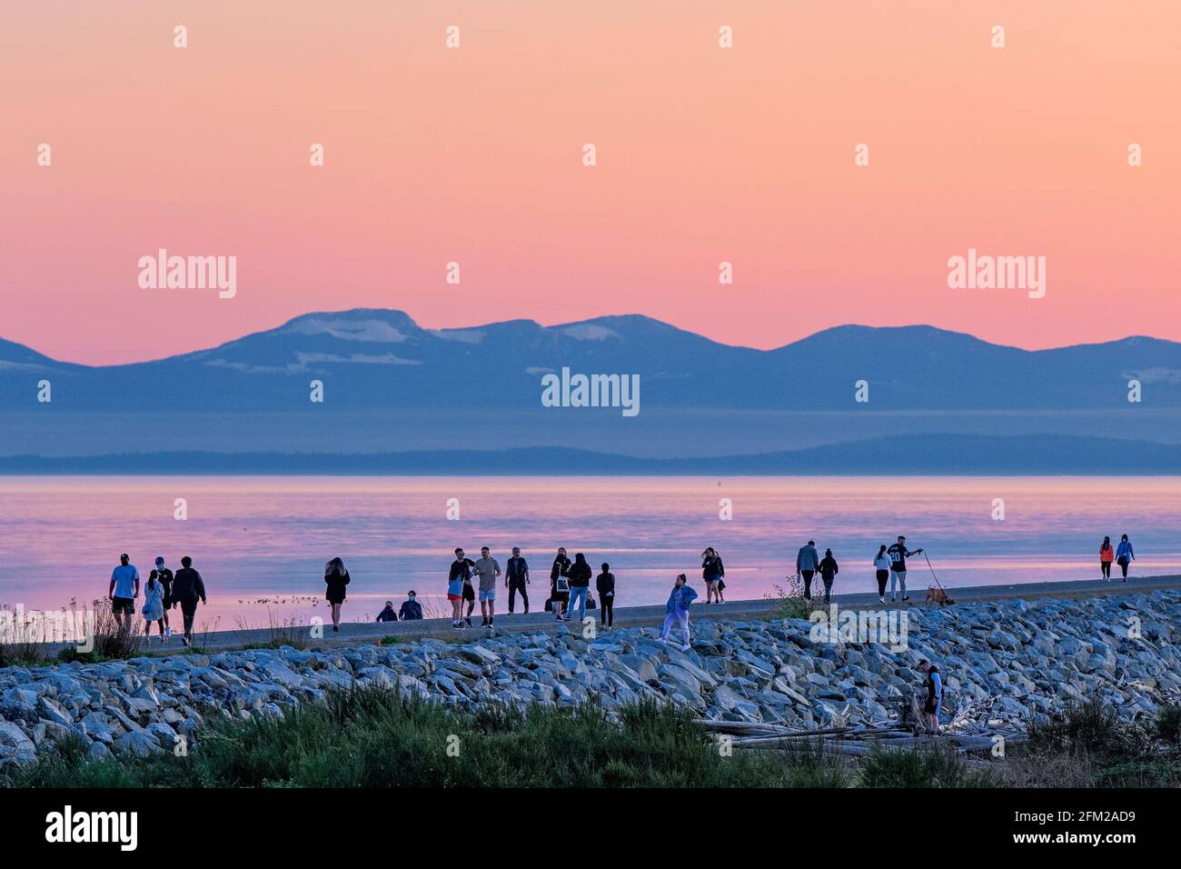 Sunset stroll on Iona Jetty, Iona Beach Regional Park, Richmond ...