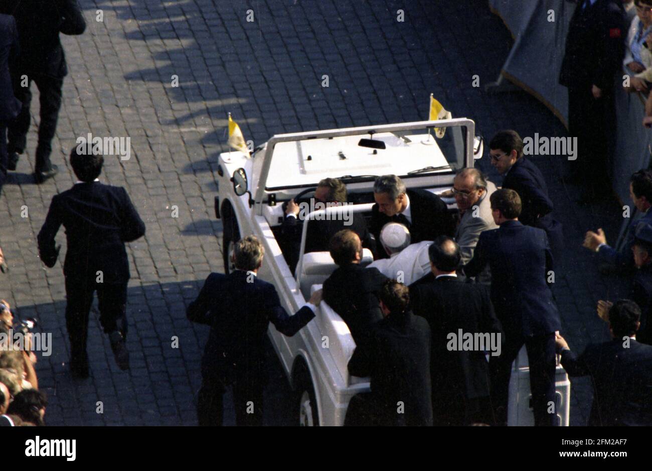 May 13, 1981 : John Paul II is shot twice while greeting the crowd in ...