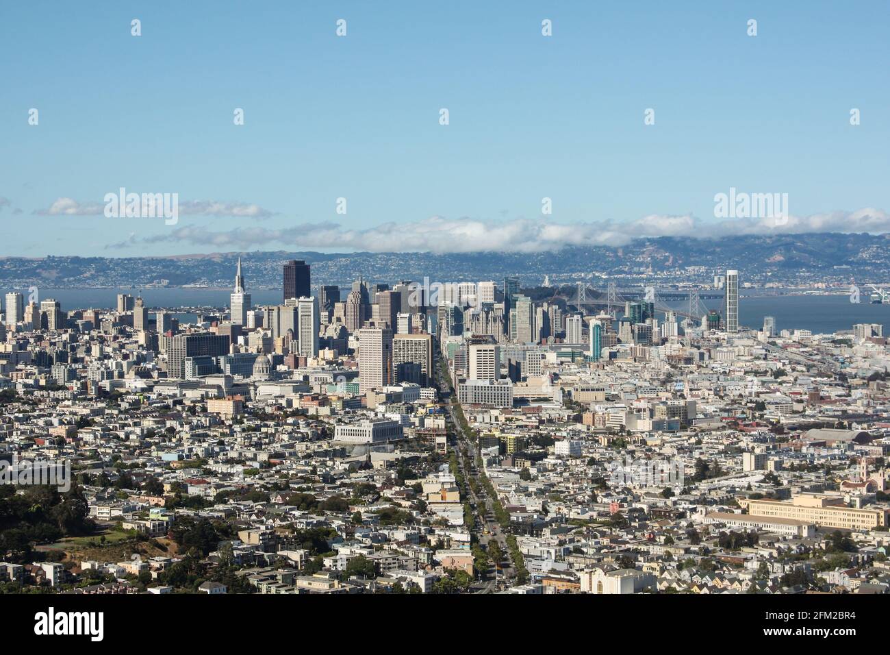 City and peaks hi-res stock photography and images - Alamy