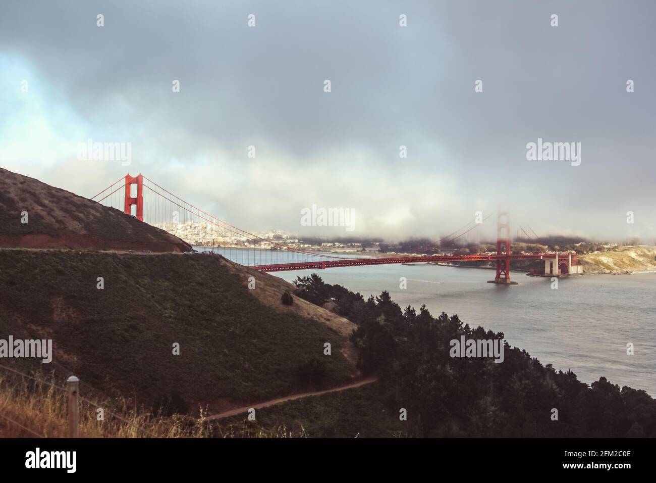 Panoramic view of the famous Golden Gate Bridge on a foggy San ...
