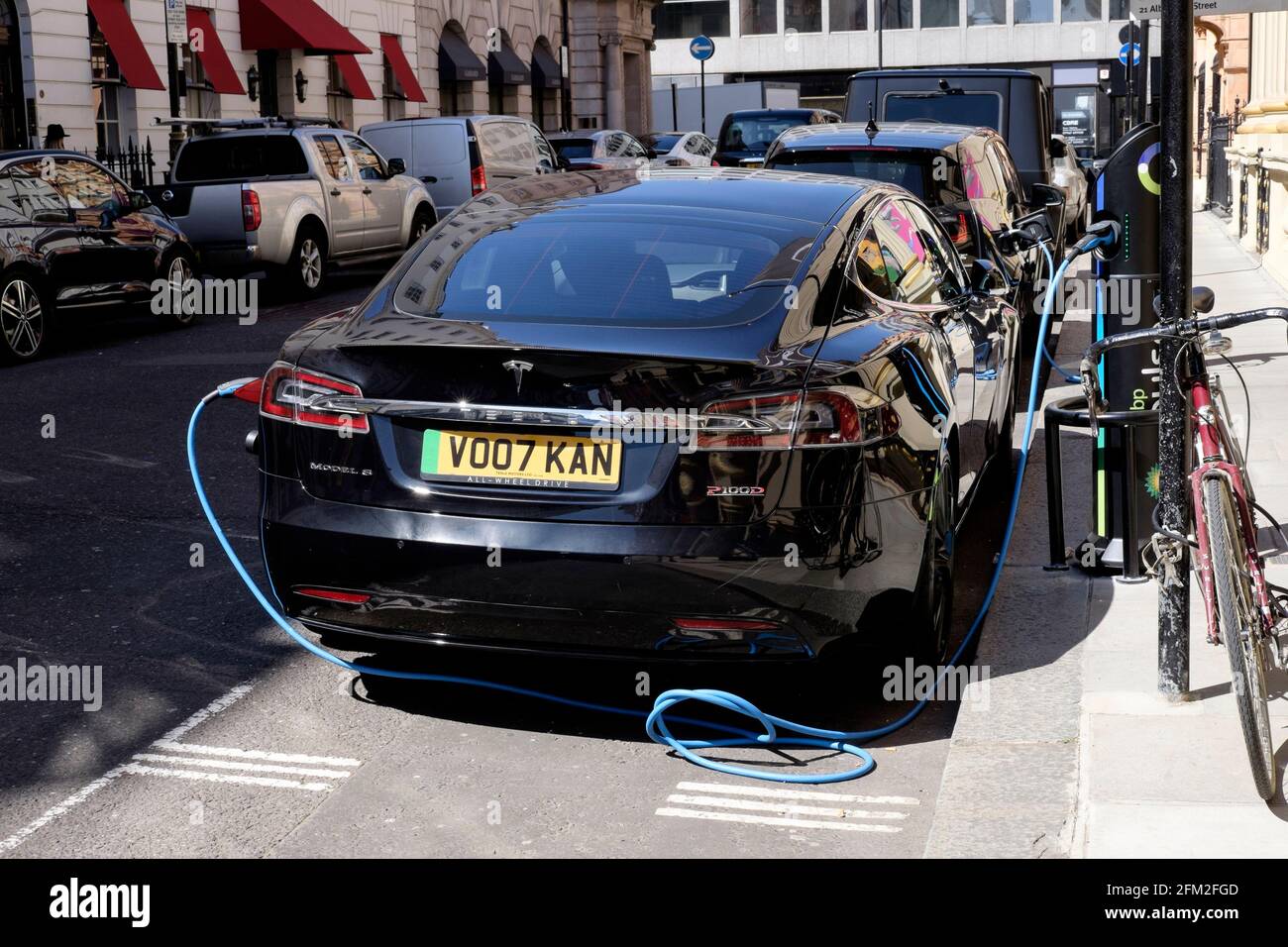 Kerb side charging point hi-res stock photography and images - Alamy
