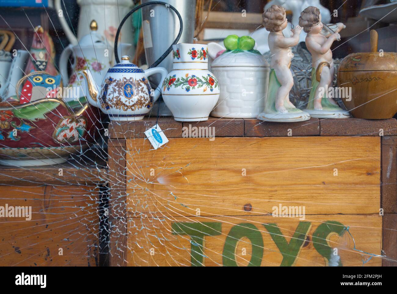 Broken, shop window, safety glass, laminated, shatter proof, smash and ...