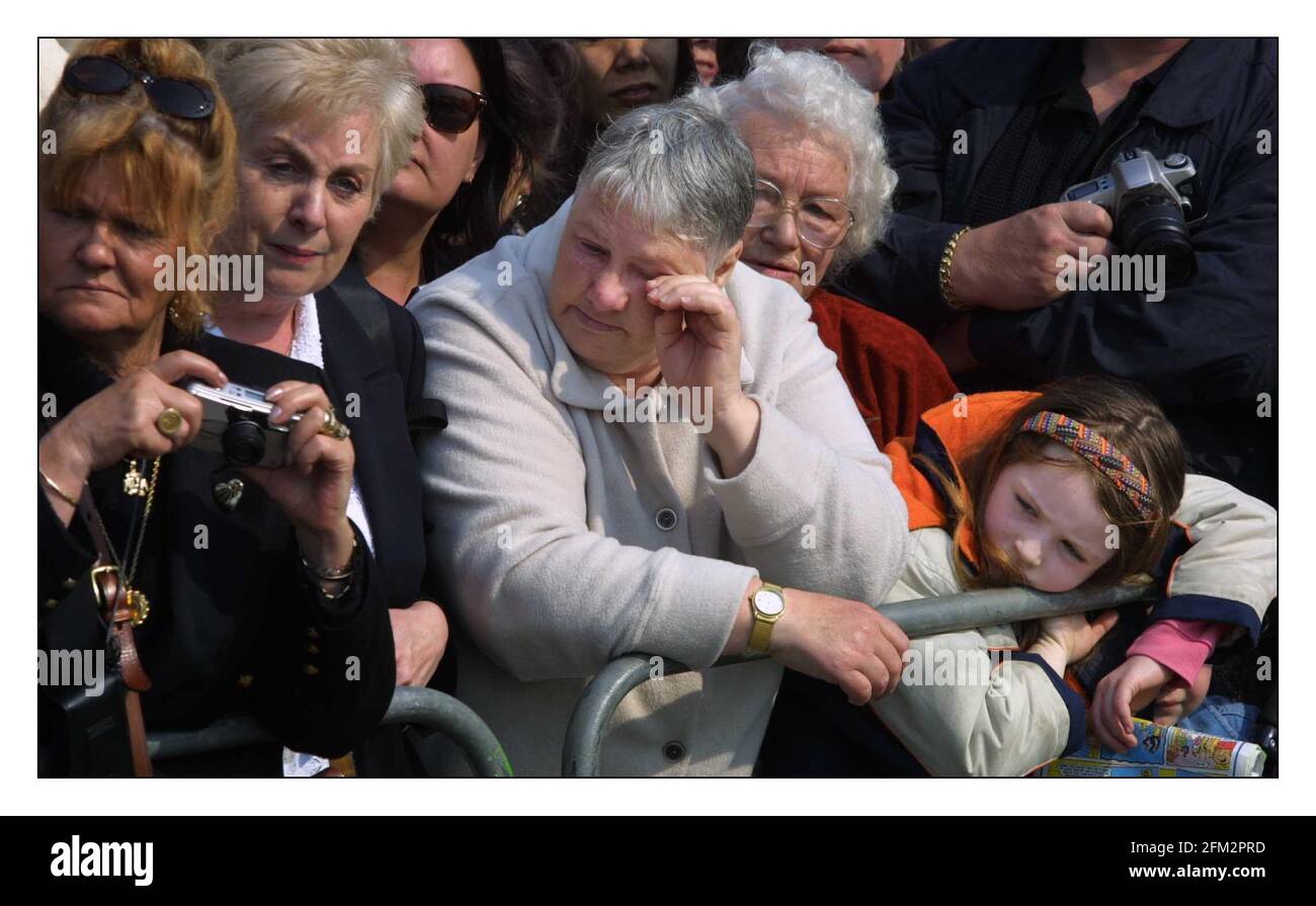 Tears in the croud while the Queen Mothers coffin is mooved to ...