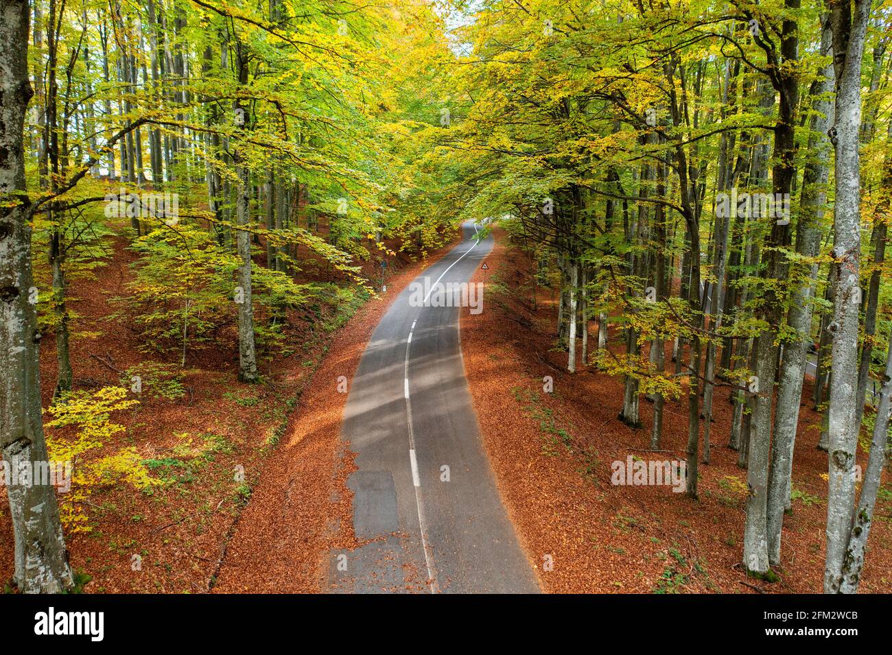 Road top angle hi-res stock photography and images - Alamy