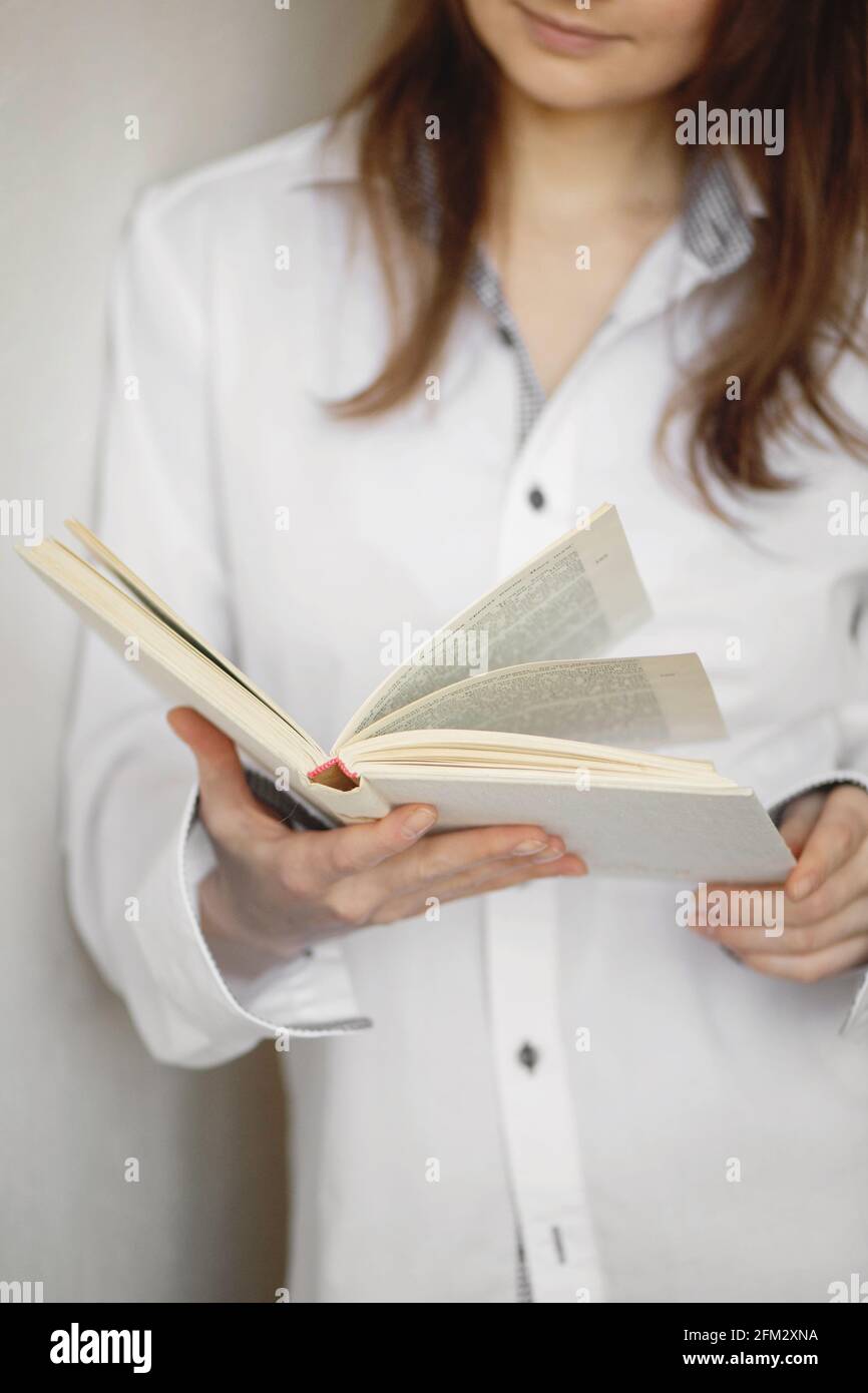 Holding open book hi-res stock photography and images - Alamy
