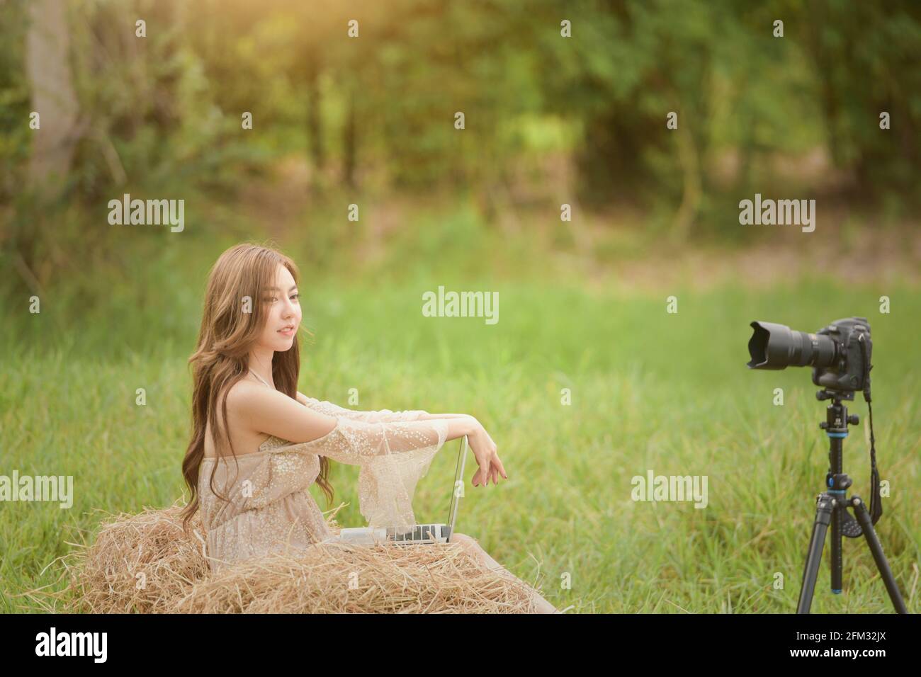 Vlogger filming outdoors hi-res stock photography and images - Alamy