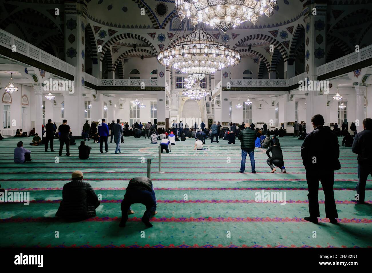 Muslim man bowing and praying hi-res stock photography and images - Alamy