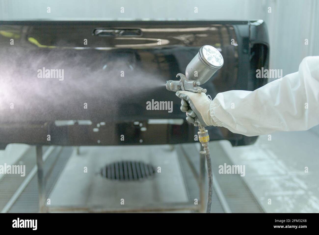 Car spraying paint hi-res stock photography and images - Alamy