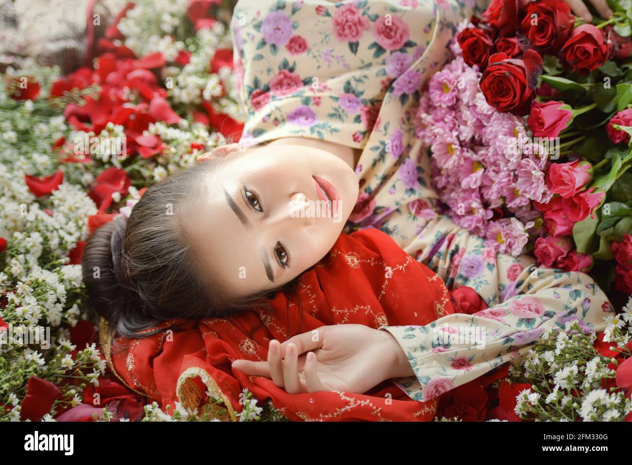 Woman lying in roses hi-res stock photography and images - Alamy