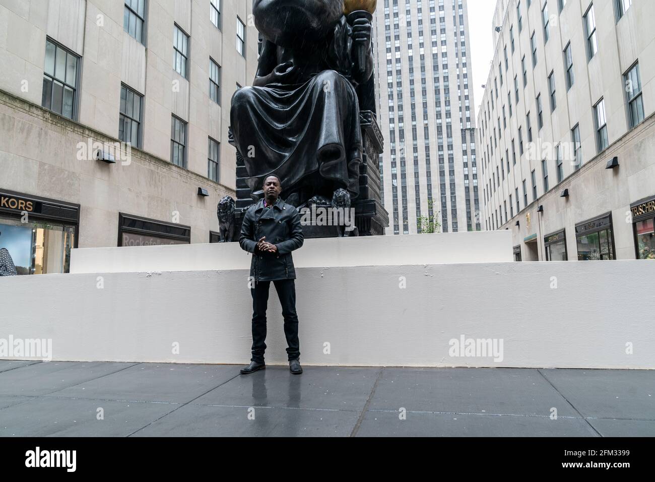 New York, NY - May 5, 2021: 25-foot bronze sculpture Oracle by Sanford ...