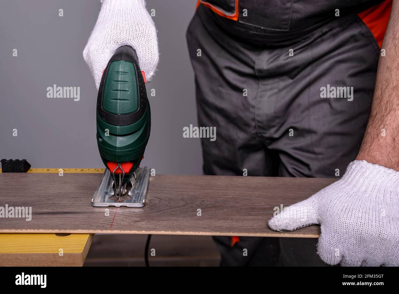 Contractor cutting laminate flooring hi-res stock photography and ...