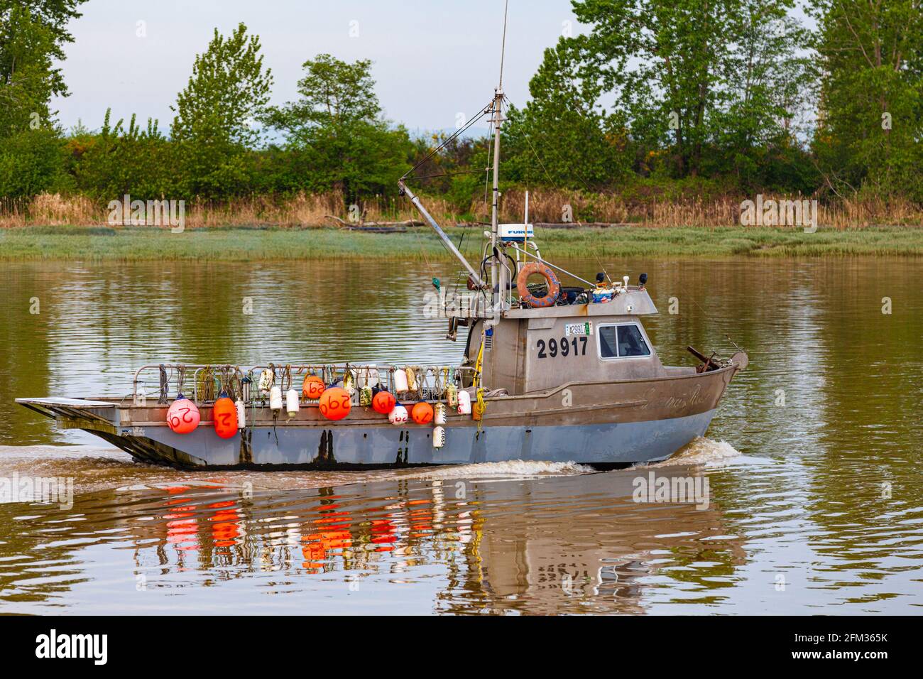 Open deck fishing vessel heading out of Steveston harbour British ...