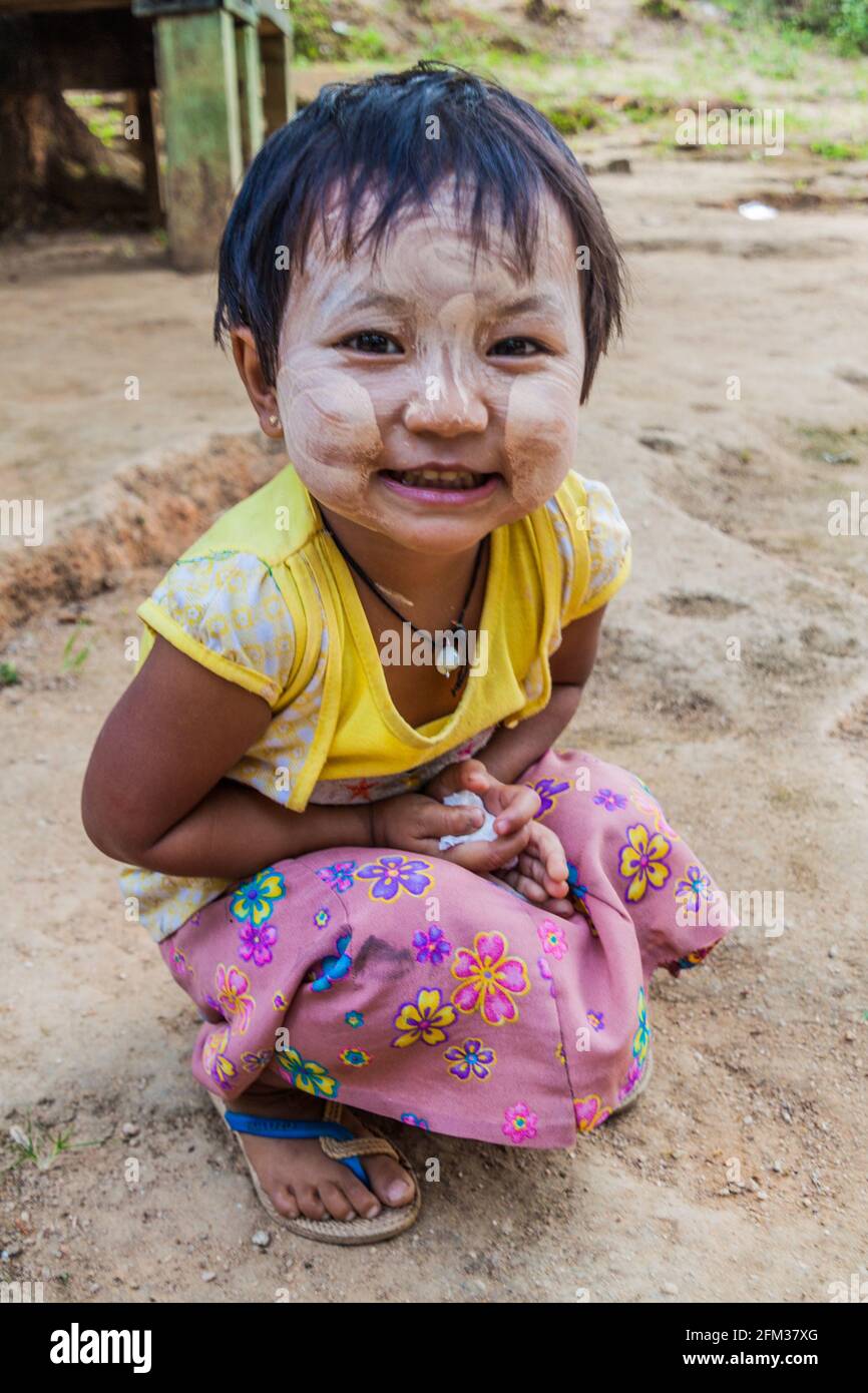 Poor girl child face hi-res stock photography and images - Alamy