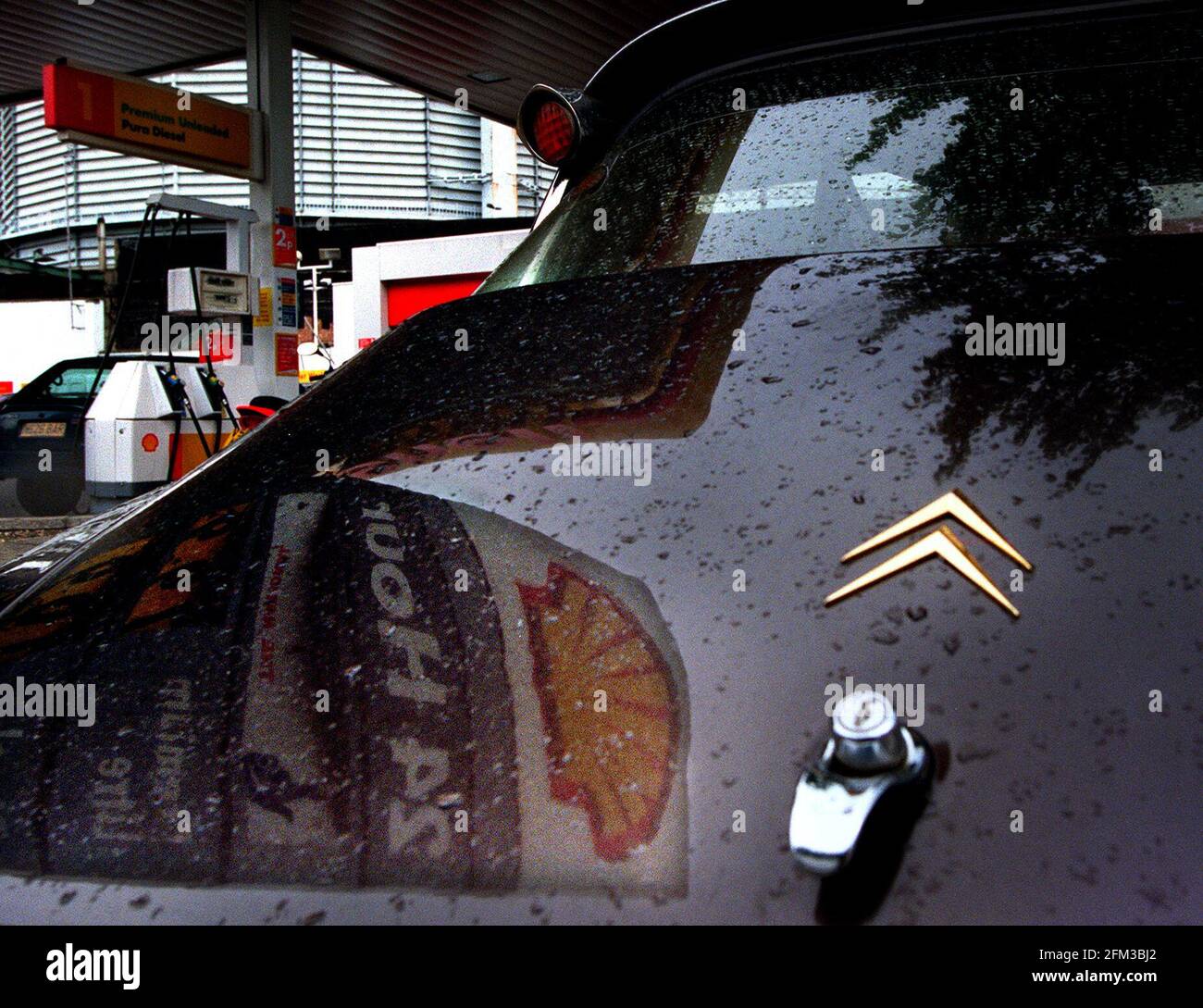 Shell garage hi-res stock photography and images - Alamy