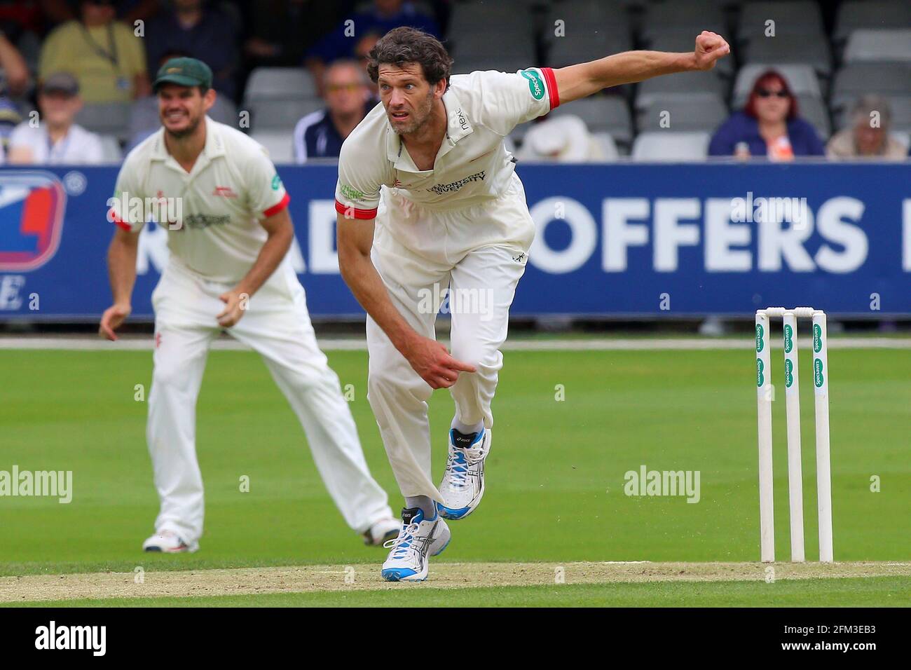 Charlie Shreck in bowling action for Leicestershire during Essex CCC vs ...