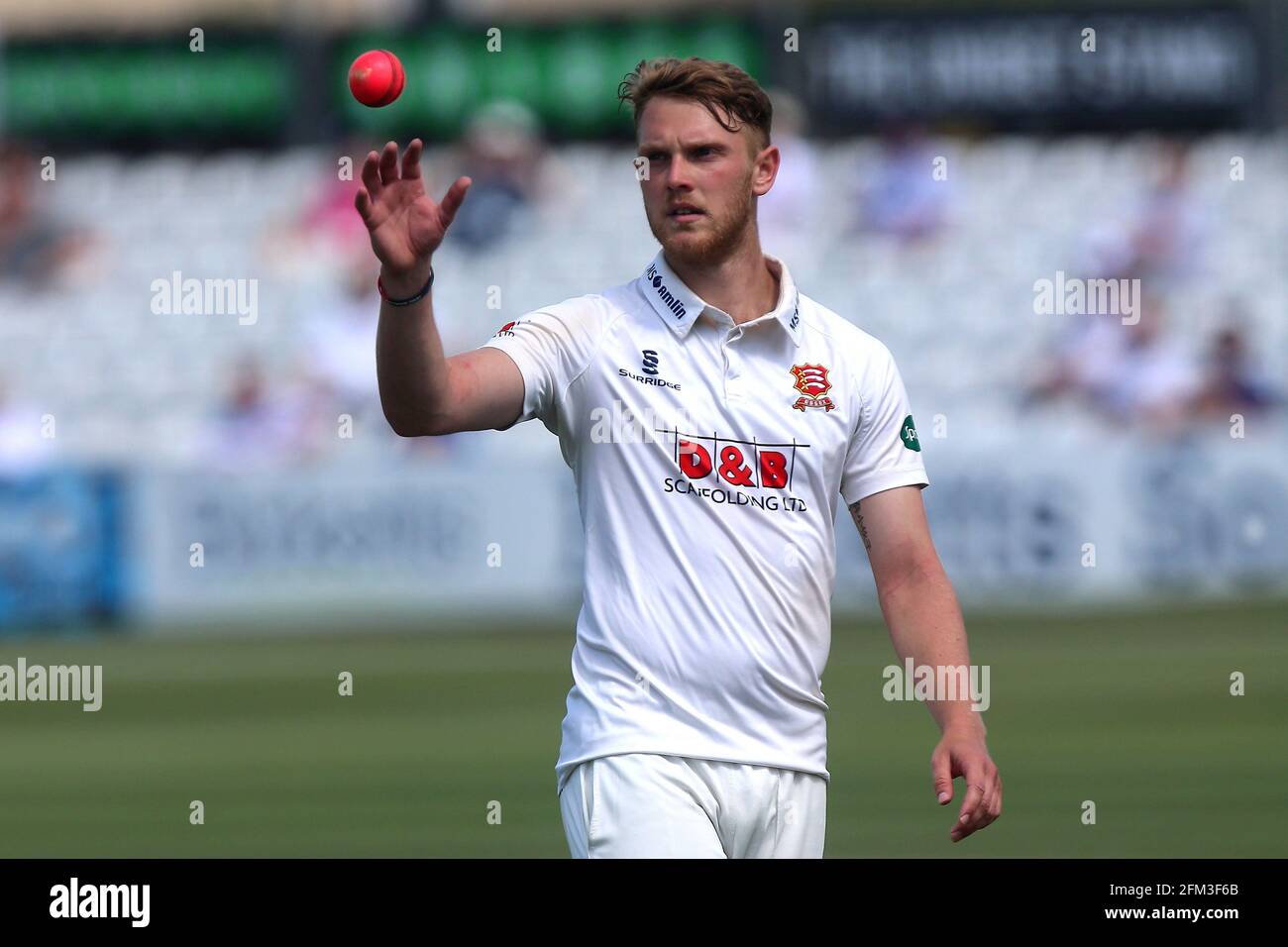 Jamie Porter of Essex catches the pink ball during Essex CCC vs ...
