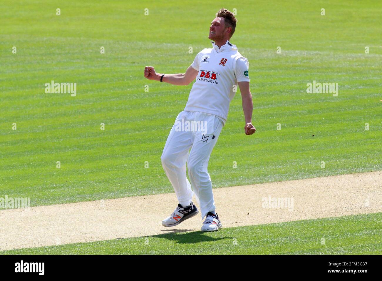 Jamie Porter of Essex celebrates taking the wicket of Jake Libby during ...